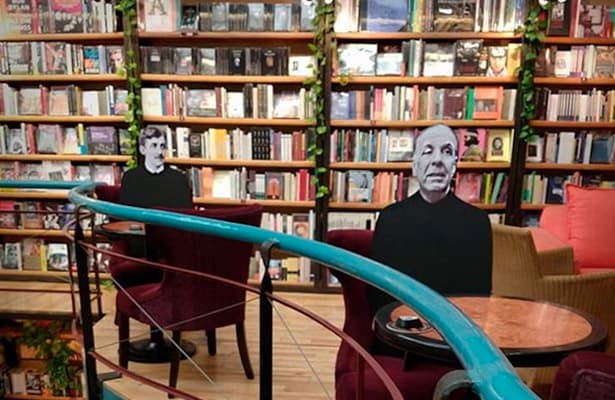 Tómate un café con tu escritor favorito y mantén la sana distancia en ...